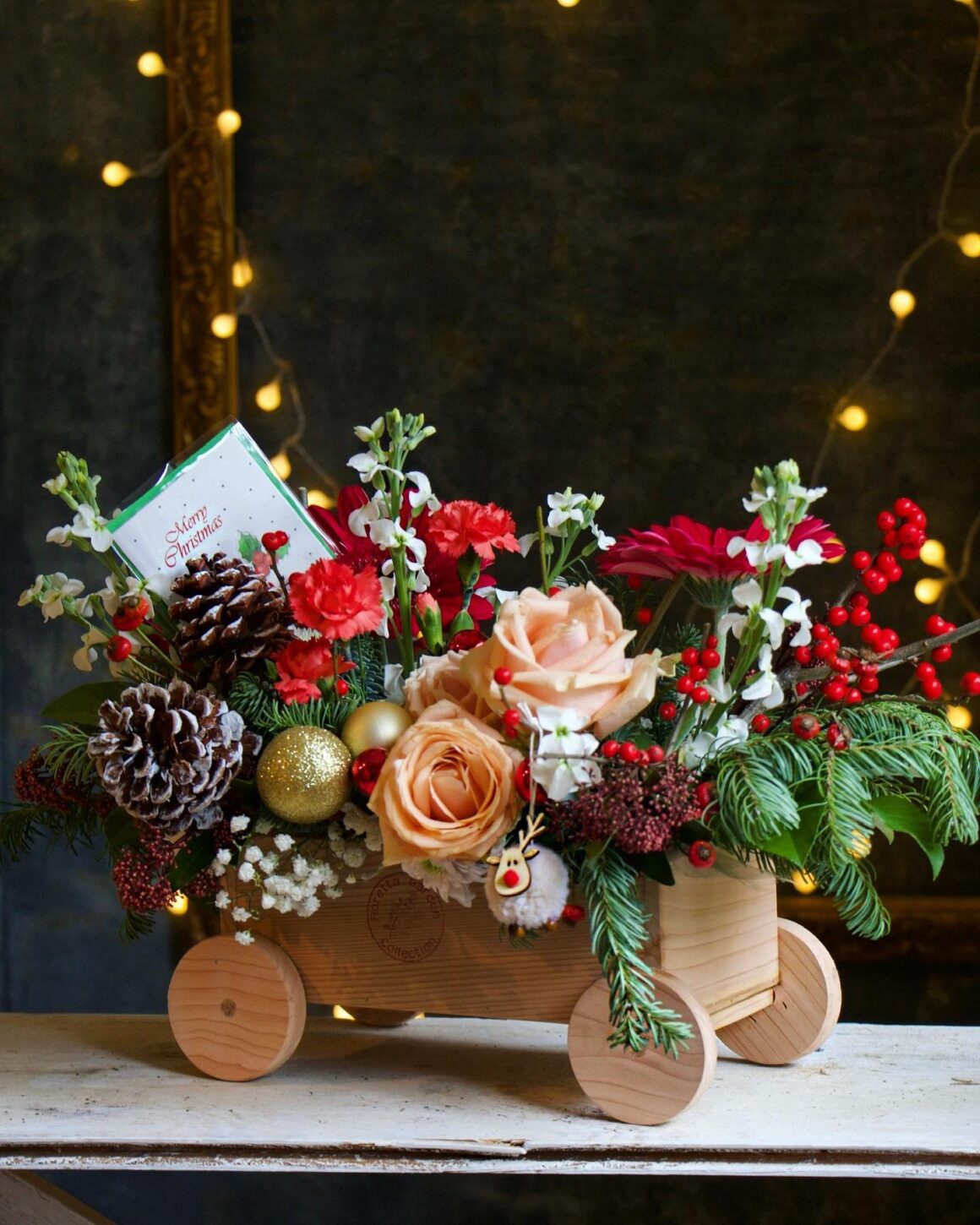 17 Festive Christmas Floral Arrangement Ideas - WithLoveLive