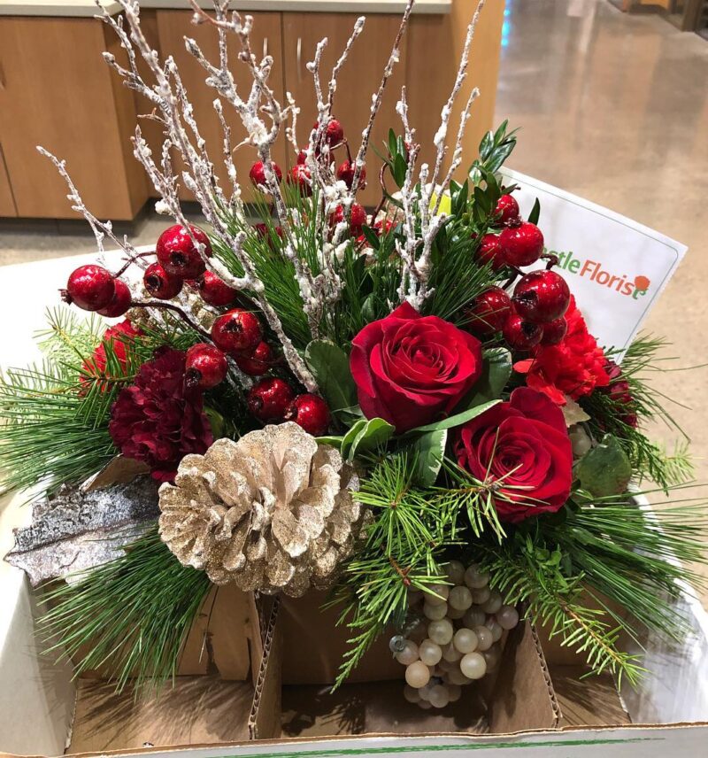 17 Festive Christmas Floral Arrangement Ideas - WithLoveLive