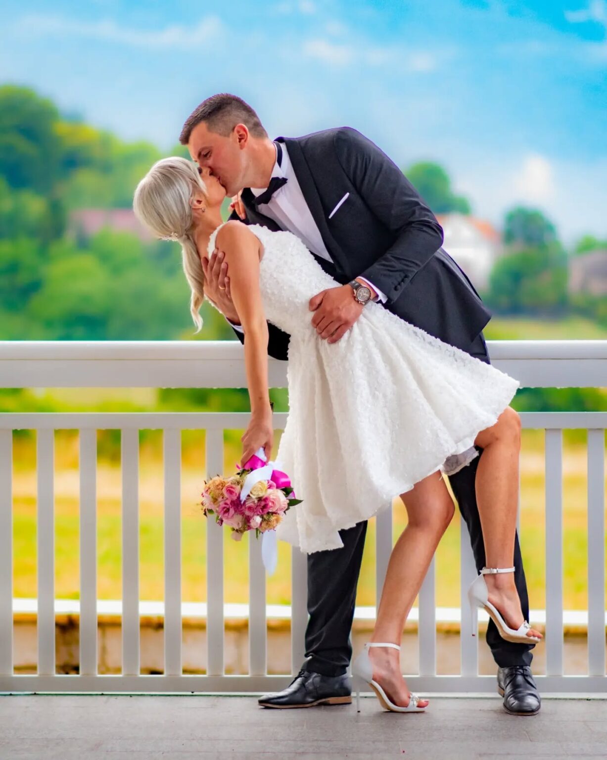 15 Cute Wedding Couple Poses to Inspire You - WithLoveLive