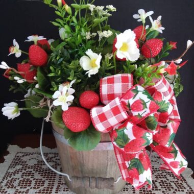 19 Strawberry Centerpiece Ideas - WithLoveLive