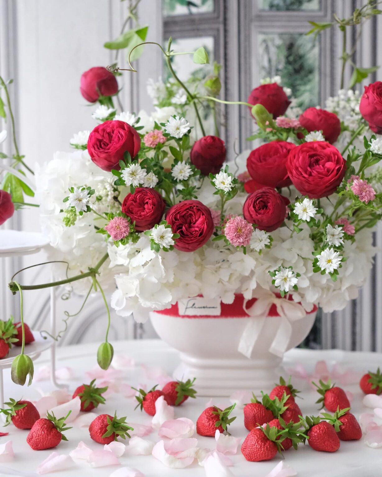19 Strawberry Centerpiece Ideas - WithLoveLive