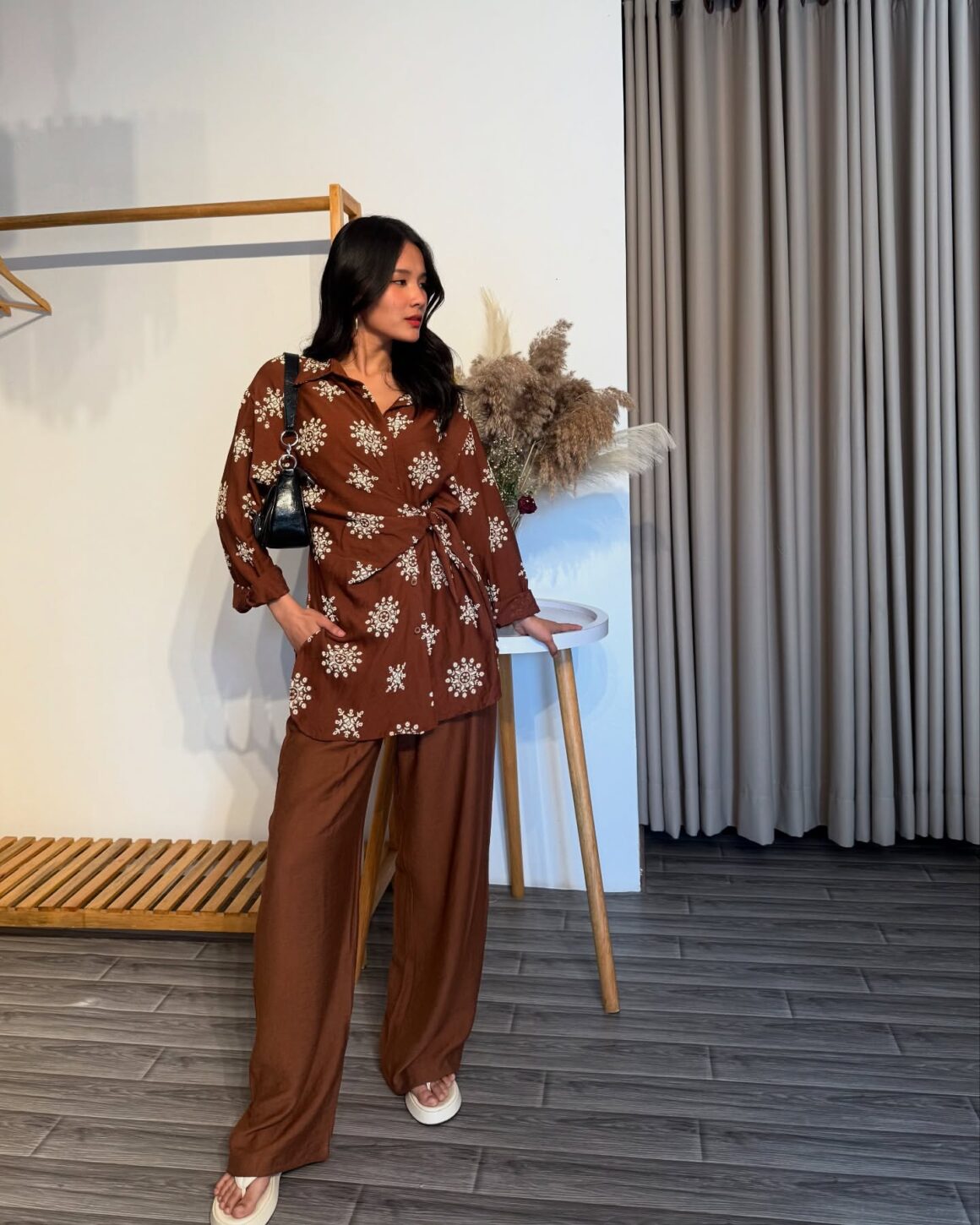 15 Chic Coffee Brown Pants Outfit Ideas for Women - WithLoveLive