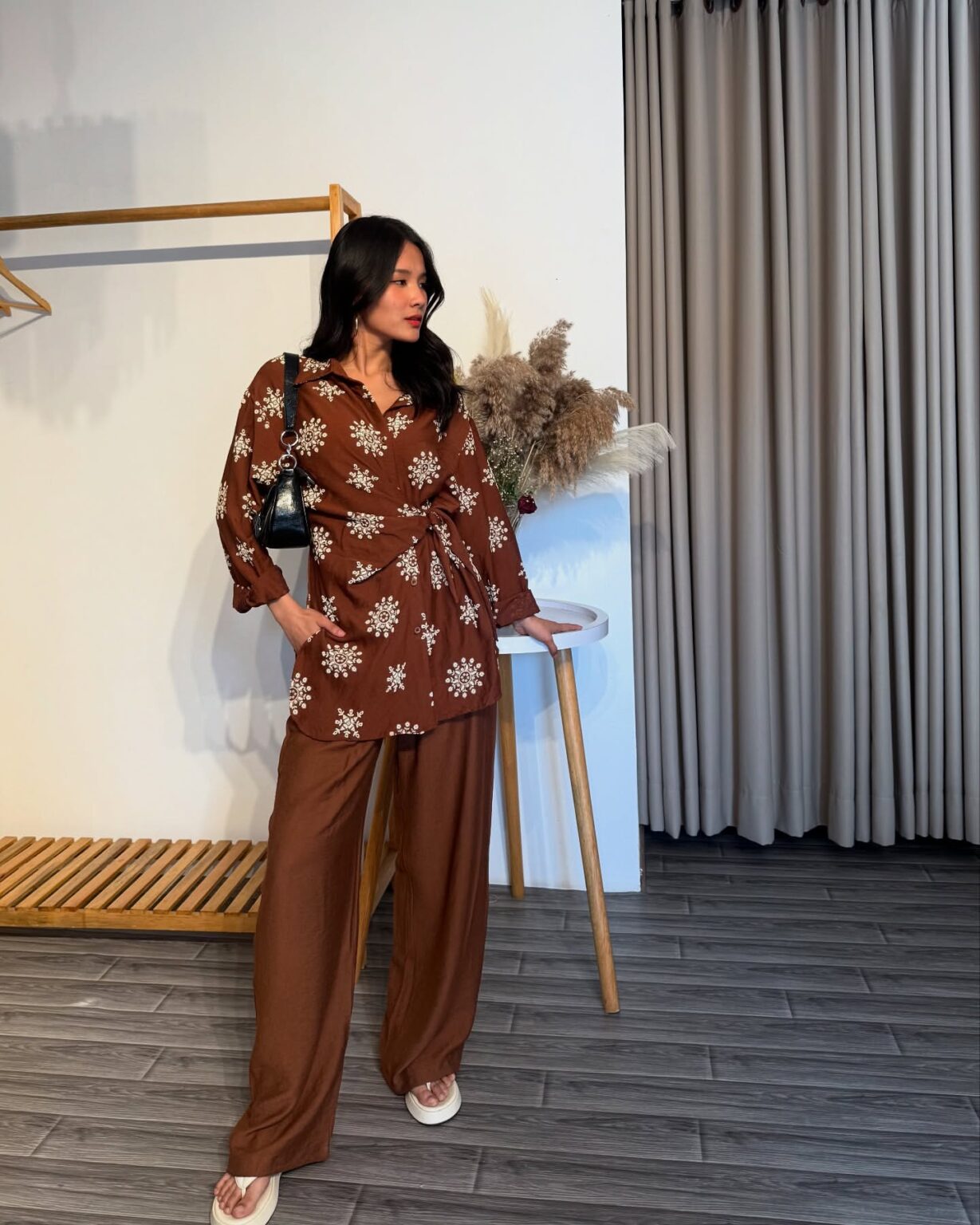 15 Chic Coffee Brown Pants Outfit Ideas for Women - WithLoveLive
